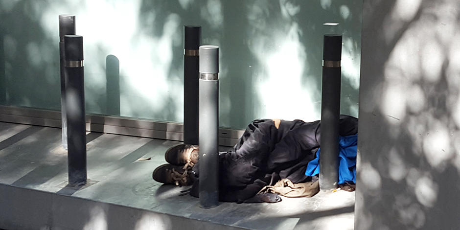 Arquitectura hostil en Barcelona: tortura física y psicológica contra ...